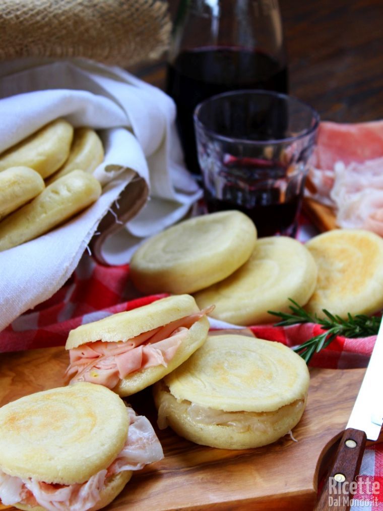 Tigelle o crescentine modenesi | RicetteDalMondo.it